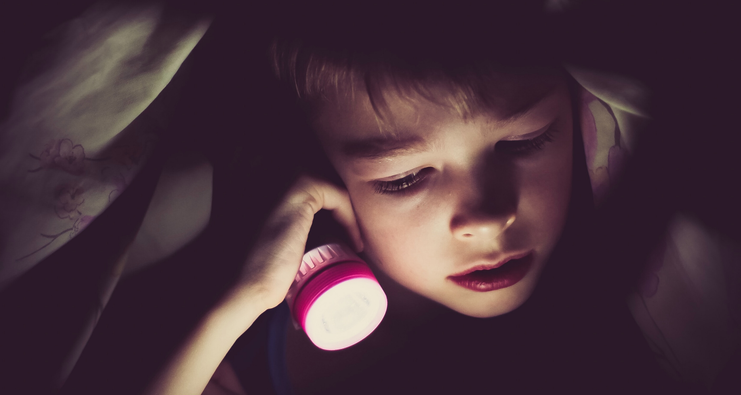 How To Help A Child Who Is Afraid Of The Dark | Familyfriendlyhq.ie